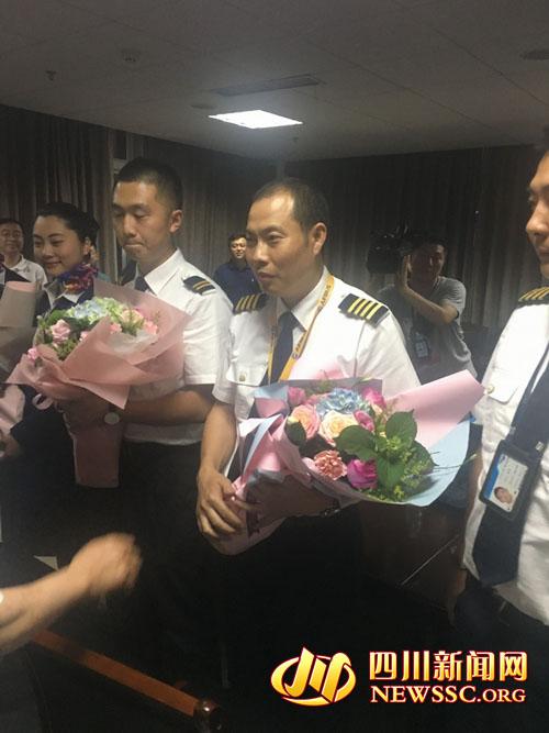 3U8633航班“英雄机组”亮相 机组人员状态良好-大河网